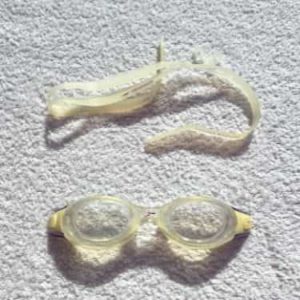 Are Bungee Straps Better For Goggles? (Explained) - Chase the Water